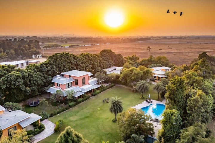 Stayvista At Moksha@the Manvi Estate W/ Pool, Wifi - Bhiwadi