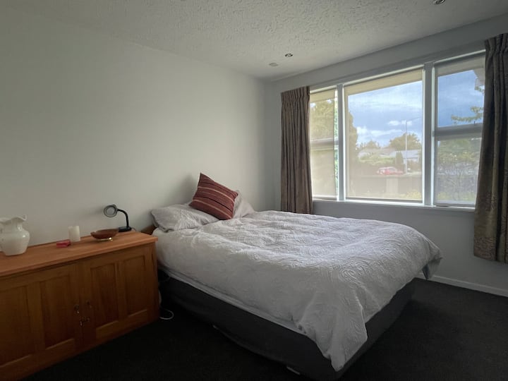 Room With Queen Size Bed - Christchurch