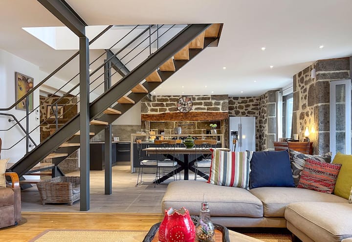 Villa Familiale 150m², 4 Ch, 5 Sdb, Jardin 800m² - Aurillac