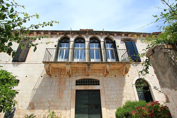 Palazzo Kut, Vis - Vis