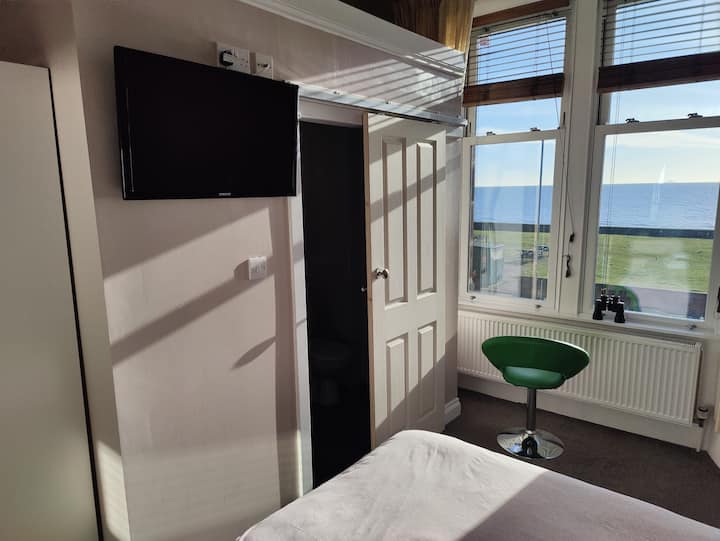 Rm4 Ensuite Seaview.
Double/twin - Lower Largo