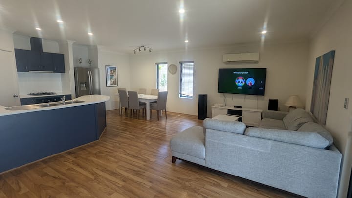 Parkside Retreat - Minutes From The Beach! - Perth