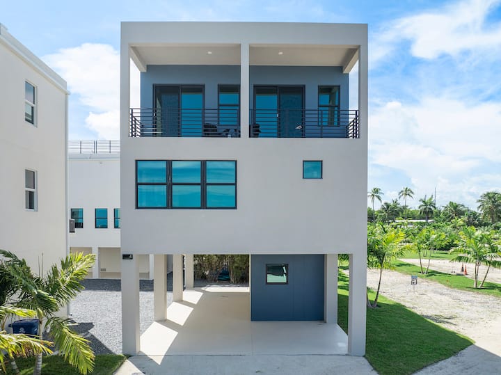 Modern Oceanview Retreat  With Kayaks & Grill - Key Largo, FL