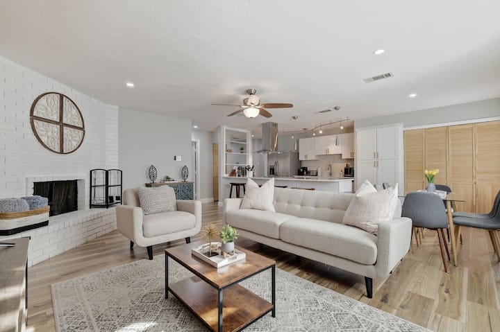 Modern Escape • Pool & Hot Tub Comfort Awaits - Nebraska