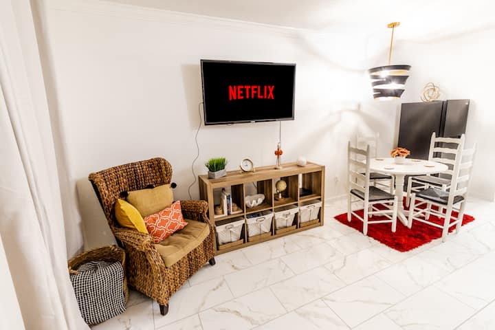 Crimson Retreat! Beach, Hot Tub & Cruise Parking! - Moody Gardens, Galveston