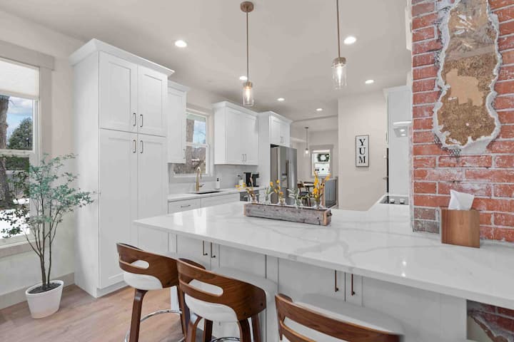 The Farmhouse In Downtown Loveland With Hot Tub - Loveland, CO