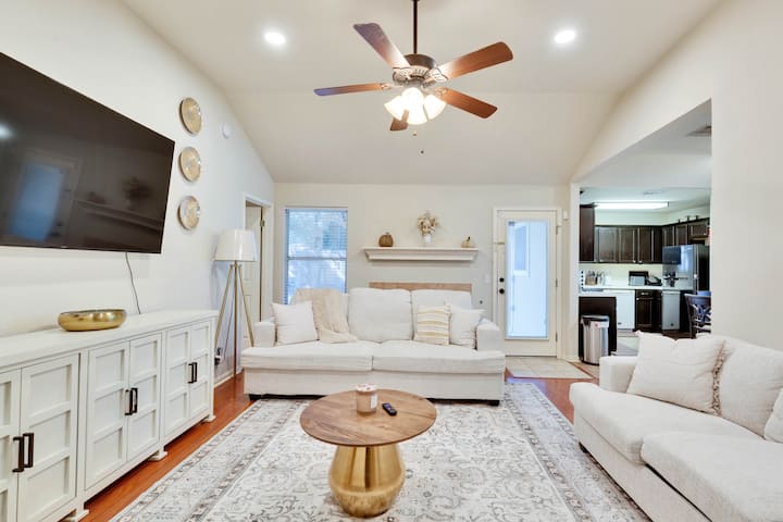 Relaxing, Pet-friendly Oasis With Private Yard - Kyle, TX