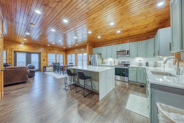 Luxury Mountain Cabin - Stunning Views - Gatlinburg, TN