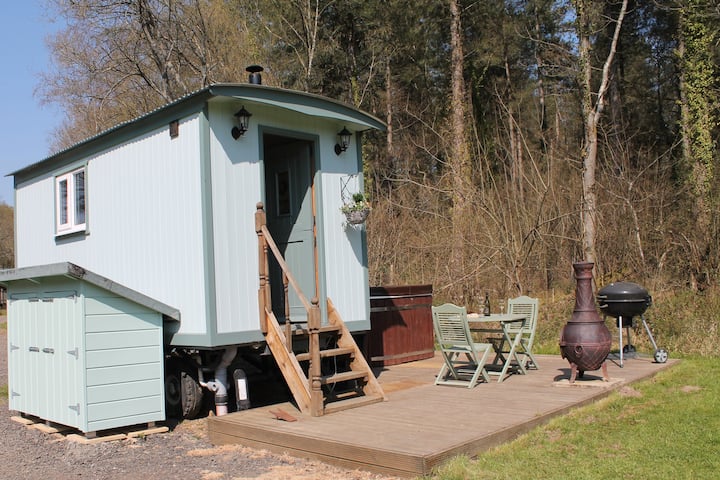 Ivy Shepherds Hut With Hot Tub - 