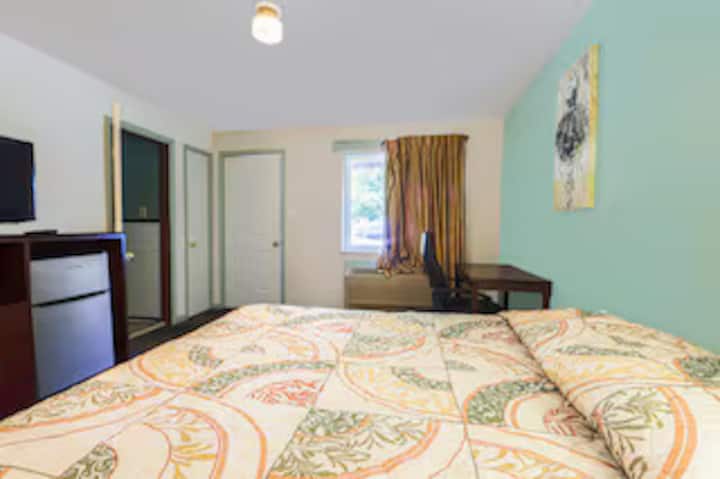 King Bed Non-smoking | Travelers Inn - Beckley, WV