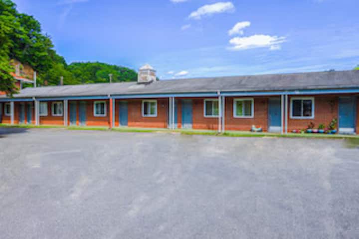 Full Bed Non-smoking | Travelers Inn - Beckley, WV