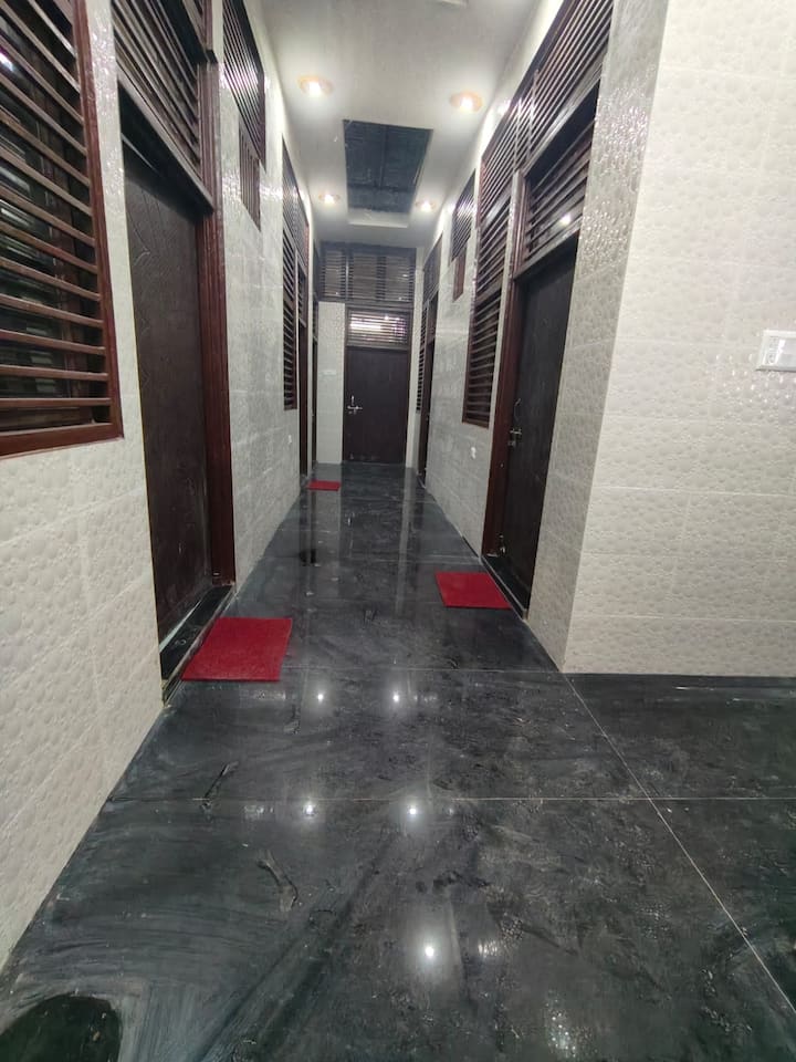 Luxury Rooms Near Premanand Ji - 브린다반