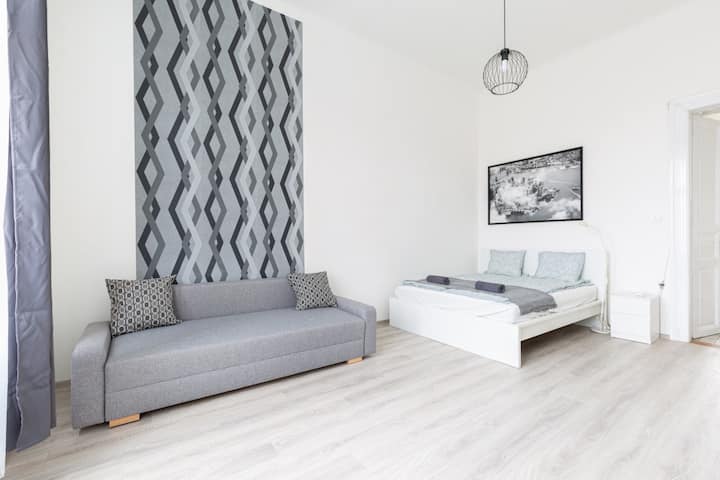 Modern Stay W/desk & Monitor, Tv - ハンガリー