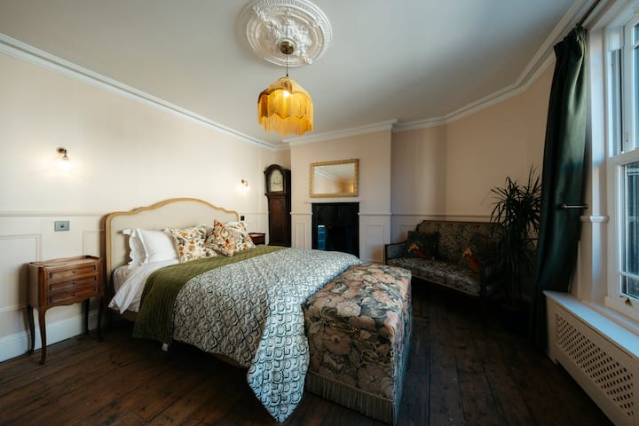 The Doghouse Inn En-suite King Size Bedroom - Hastings