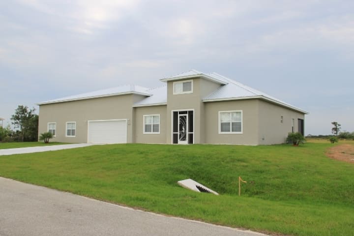 Florida Hanger Home Apartment - Lake Placid, FL