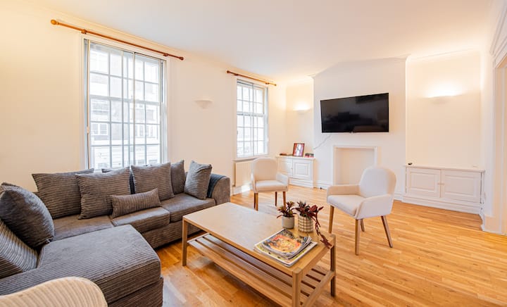 Stylish 3-bed Apartment In Prime Fulham Location - London