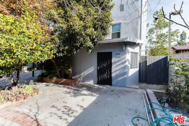 Modern 3br Apt In San Fernando - Magic Mountain, CA