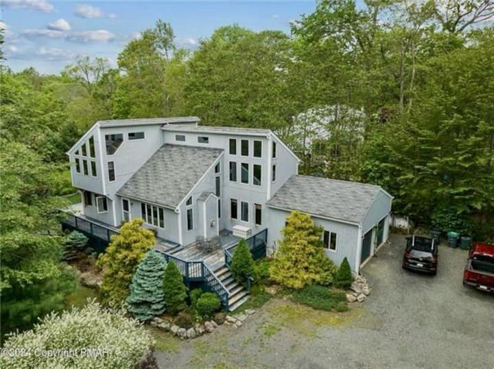 The Perfect Summer Getaway House! With Bar - Mount Pocono, PA