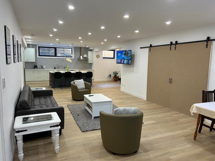 New, Bright & Spacious Apartment - Toronto