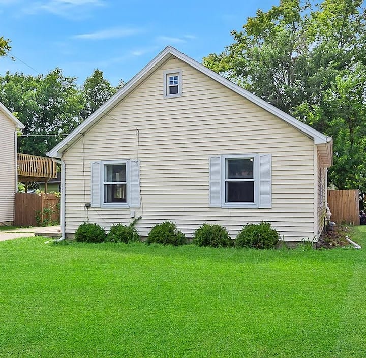 Redbird Cottage - Bloomington, IL