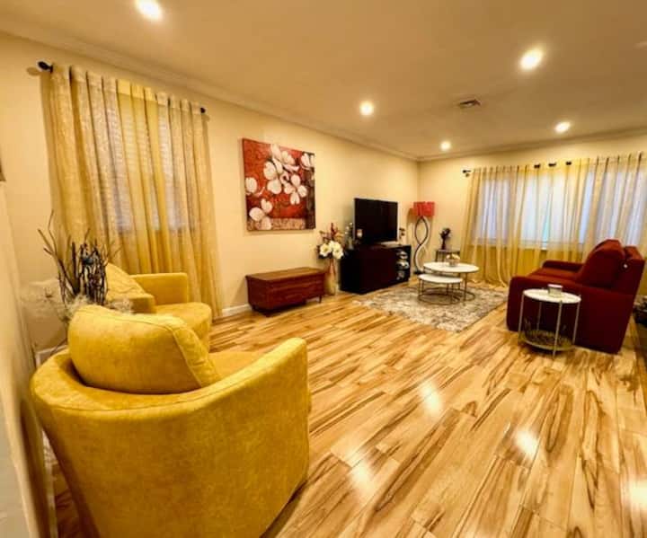 3br Urban Retreat-with Charm - Westbury, NY