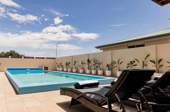 Heated Pool, Amenities Plus! - St Helens
