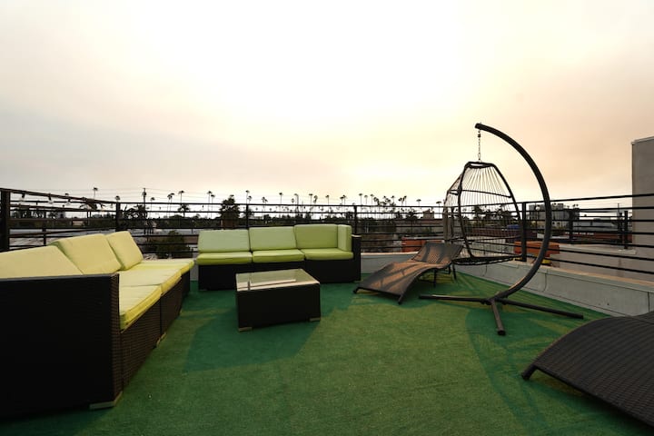 Elegant Townhome With Breathtaking Rooftop Views - Hollywood, CA
