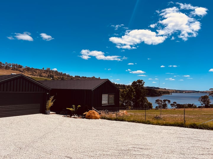 Luxury Modern Barn -  Water, Vineyard Views & Car - Launceston
