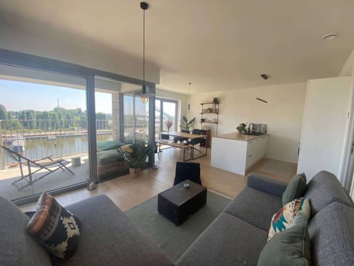 Bright Waterside Apartment - Ghent
