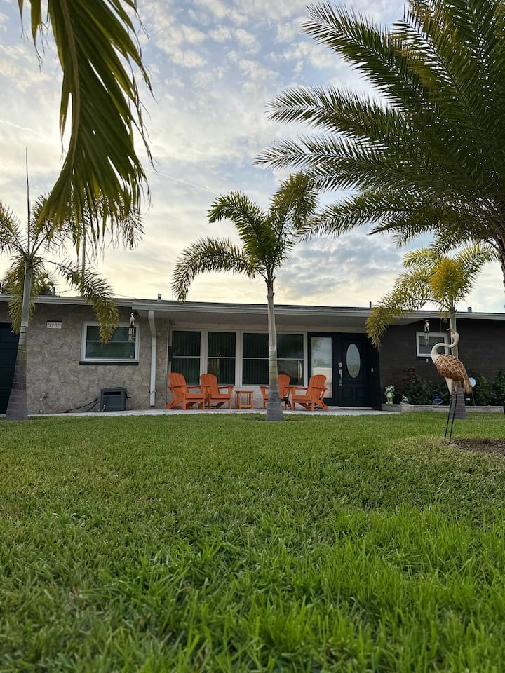 Palm Paradise Retreat - St. Petersburg, FL