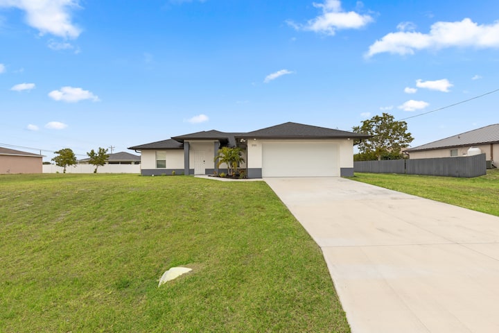 Elegant Newly Built Cape Coral Vacation Home - Burnt Store Marina