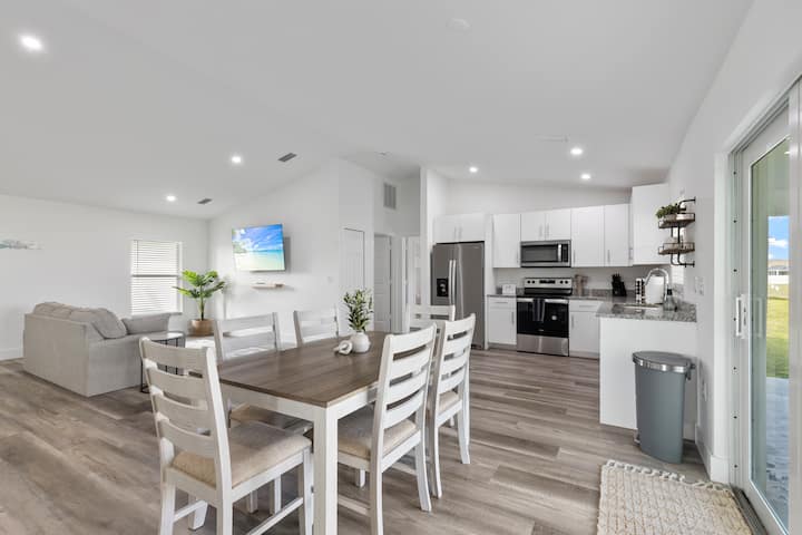 Modern Newly Built Cape Coral Vacation Rental - Burnt Store Marina