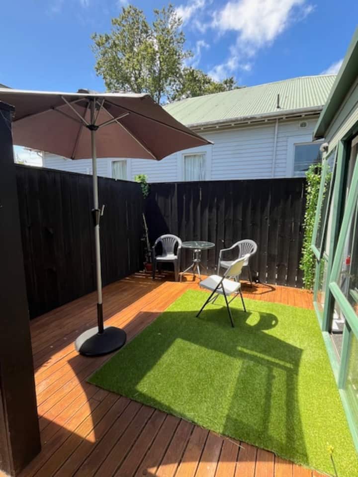 Queen Sunshine Private Deck - Room 1 - Christchurch