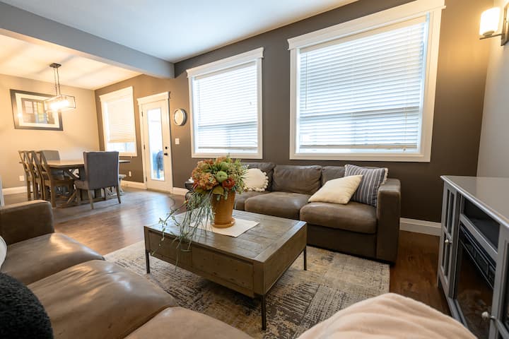 Entire Home 4bd 3.5bath | Wifi | Smart Tvs - Grande Prairie