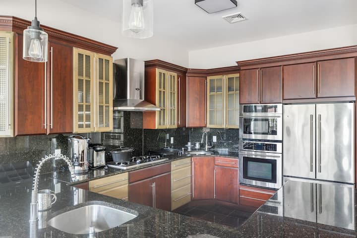 Ador Lago Waterfront Mansion - Bethel