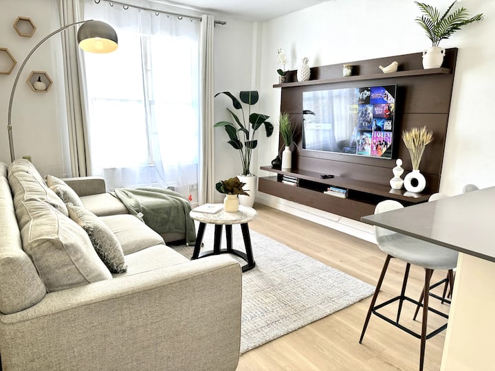 𓇼 High-end Remodeled Apartment, Across The Beach - Miami Beach, FL