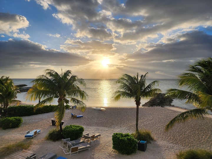 Paradise Blue Seafront Villa - Nassau