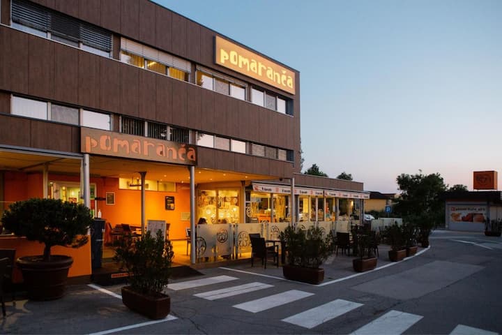 Soba Z Zakonsko Posteljo V Hotelu Pomaranča - Ptuj