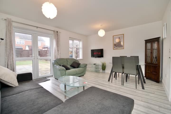 Stylish 3bed Home W/garden &Parking, Wolverhampton - Wolverhampton