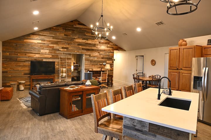 Top Rock Ranch | Private Retreat - 7 Clans Casino Newkirk Water Park