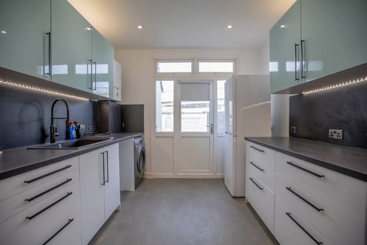 Stylish Refurbished 3-bed Haven - Portsmouth