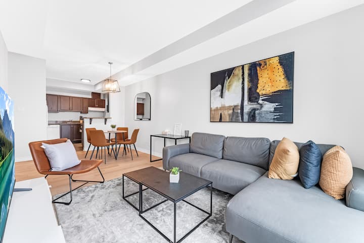 Luxe Apt | King Size Bed | Near Cheo & Trainyards - Ottawa