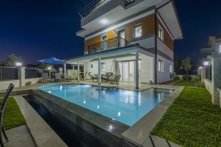 ÖZel Havuzlu,geniş Bahçe Alanı,konforlu Villa - Fethiye