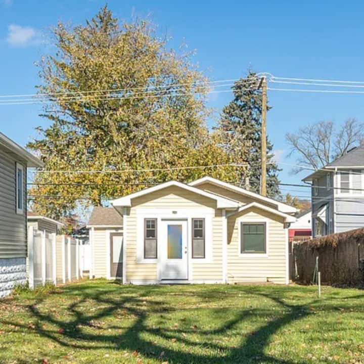 "Tiny" Westmont Home With Yard - Oak Brook, IL