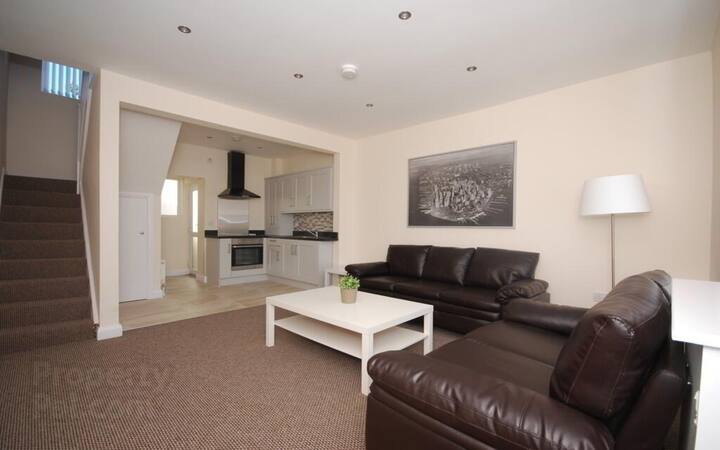 2 Bed Mid-terrace House With Free Parking - Belfast
