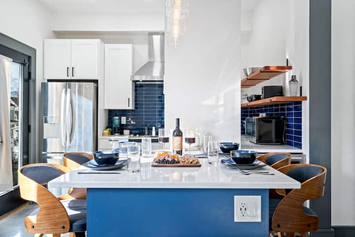 Sleeps 10 | 2 Kitchens | Near Back Cove | Parking - Portland, ME