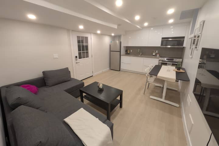 Elegant 1br Apartment W/private Entrance & Parking - Richmond Hill, ON