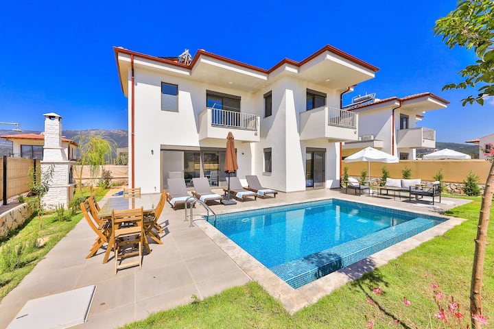 ÖZel Havuzlu,geniş Bahçe ,Konforlu Villa - Kaş