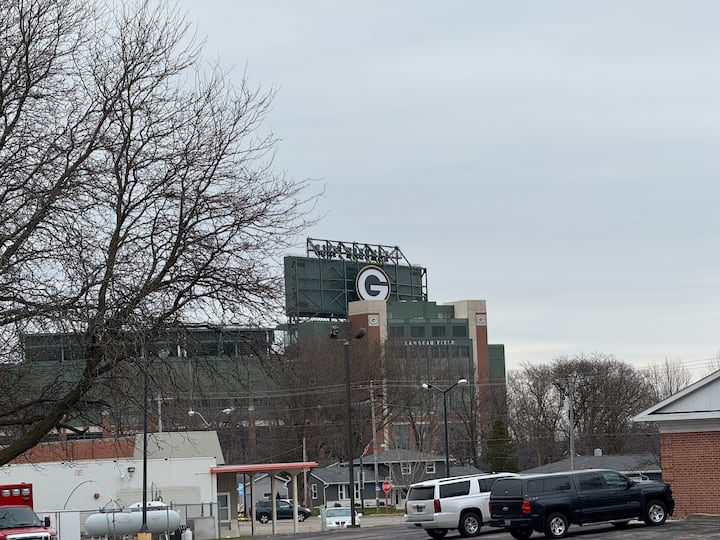 Lambeau Leap Lodge - Modern Home - Wisconsin