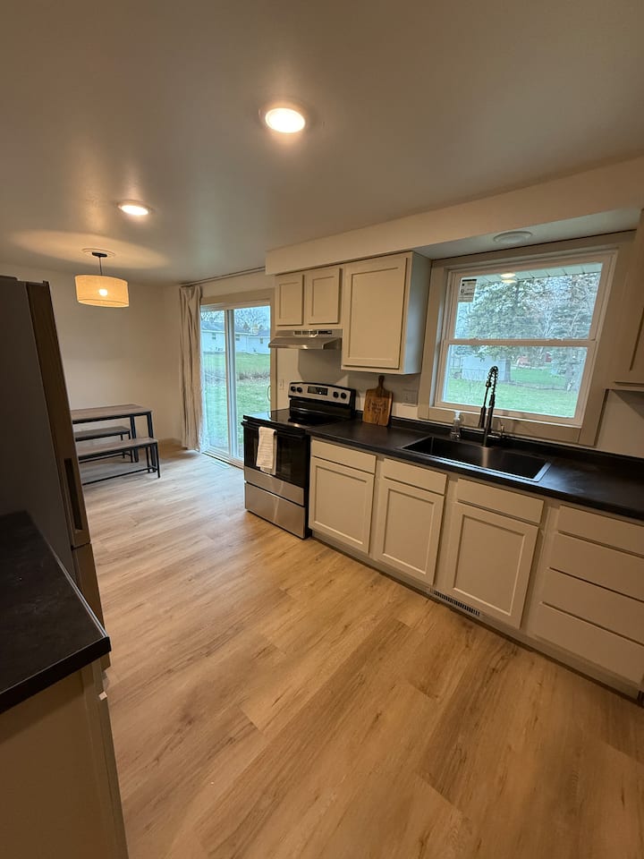 Lambeau Leap Lodge - Modern Home - Green Bay, WI